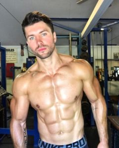 Hombres del gimnasio marcados, musculosos y listos para motivar - El124